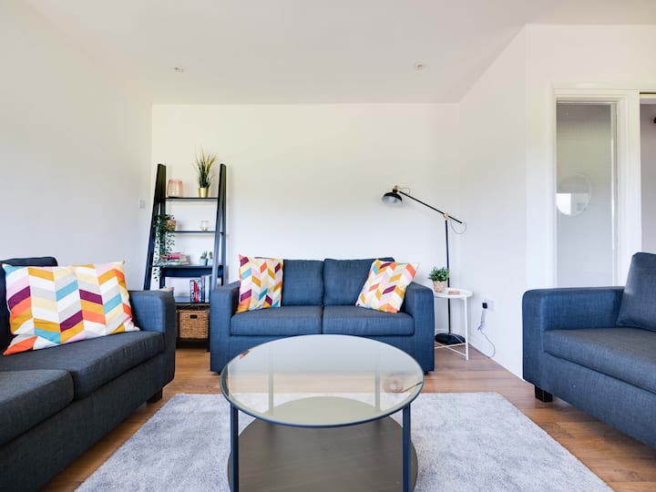 Bright Apartment - Golf Club, Bar & Free Parking - 奧爾特靈厄姆