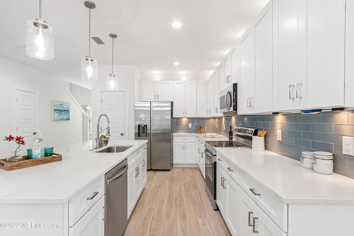 Luxury Beach House Near The Best Of Jax Beach - Jacksonville Beach, FL