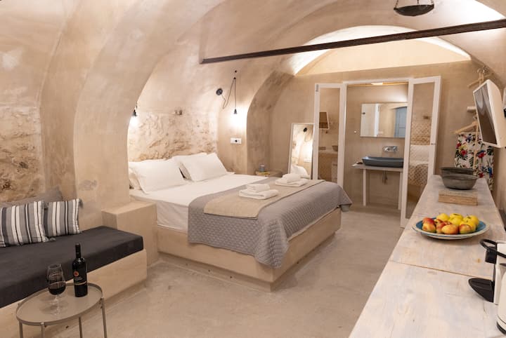 Superior Cellar I With Outdoor Hot Tub - Oia