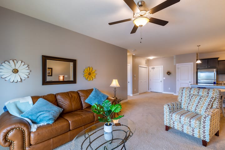Cozy West Des Moines Two Bedroom Condo With Deck - West Des Moines, IA