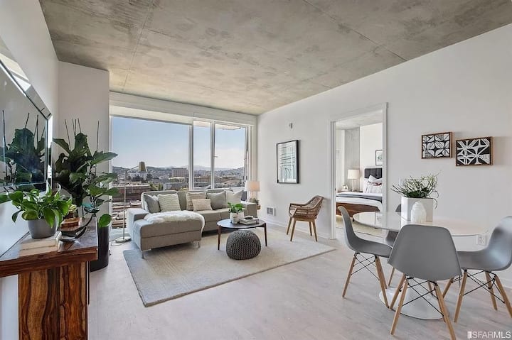 Luxury Condo With Great Views, Amenities, Location - San Francisco, CA