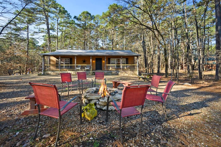 Secluded Cabin W/ Hot Tub, Fire Pit - Sleeps 6 - Hochatown, OK