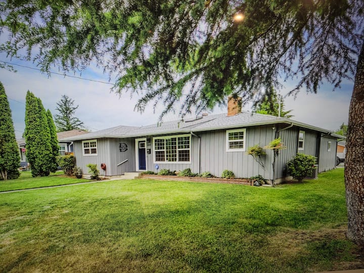 Medford Gem: Southern Hospitality Meets Comfort - Phoenix, OR