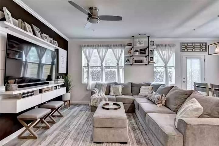 Cheerful Stylish 3bed 2.5bath Townhome (Conyers) - Conyers, GA