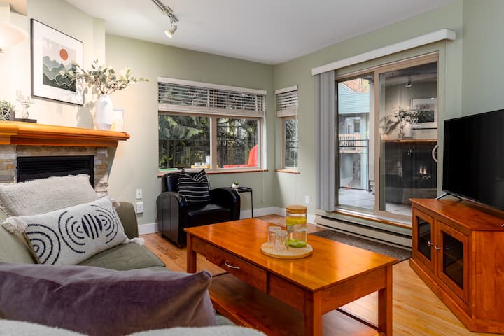 Creekside Ski-in/out 1br – Patio, Pool & Fireplace - Whistler