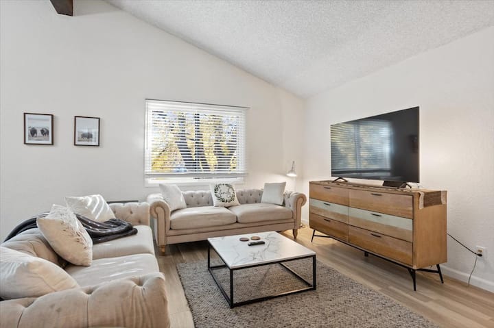 Newly Remodeled, 4bd, 3bath, Vaulted Ceilings - Billings, MT