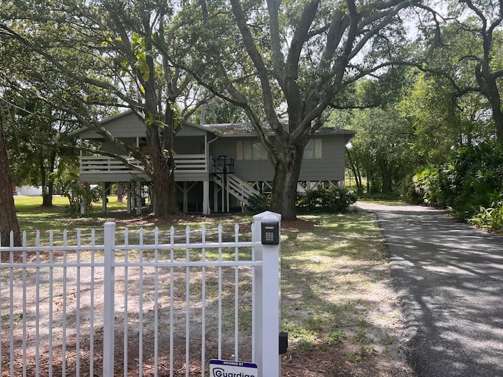 Conveniently Located 2 Bedroom Home W/free Parking - Keystone, FL