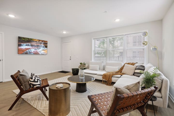 New Chic + Clean Uptown Home Steps From The Lakes - Minneapolis, MN