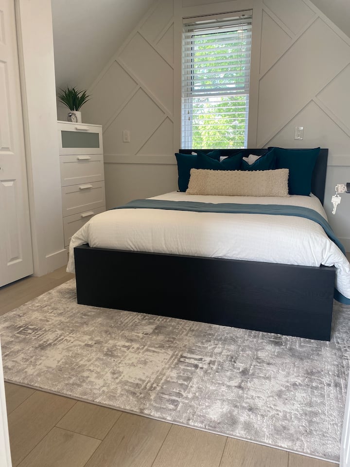 Private Bedroom In Bowmanville - Bowmanville