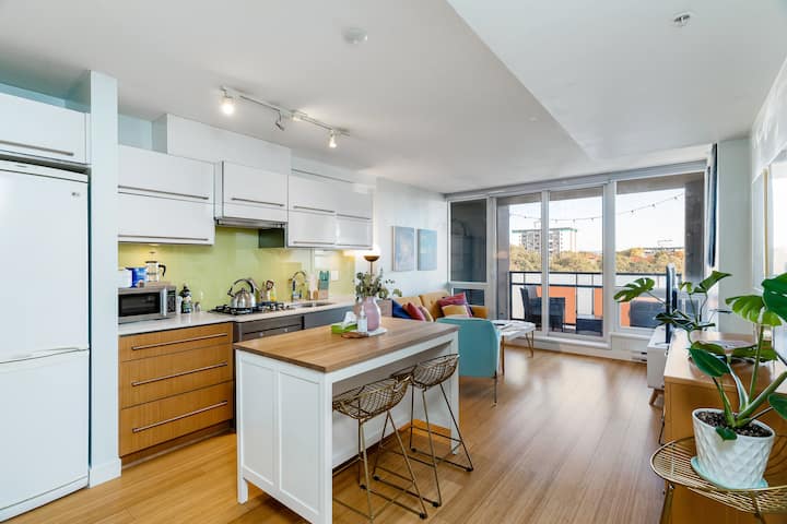 Bright, Stylish, Centrally Located  1 + Bed Condo! - Vancouver