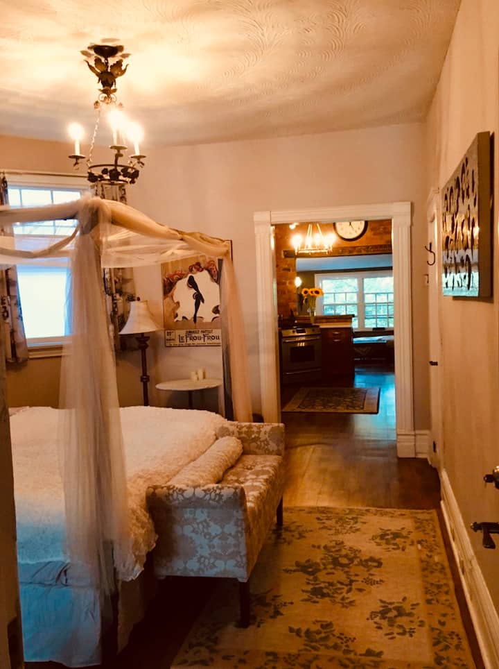 Cozy Corners

One Bedroom 
Ground Floor - Toronto