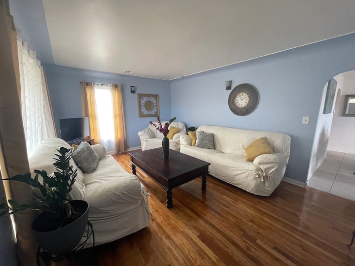 Cheerful 3-bedroom Home Centrally Located - Cheyenne, WY