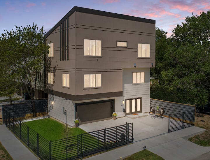 Downtown Luxe Villa | 9 Beds + Mini Golf + Games - Houston, TX