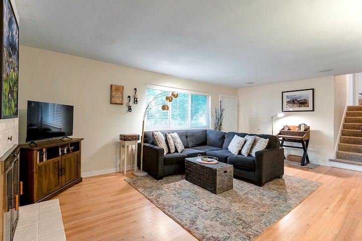 Dog Friendly, Large Yard, Spacious & Sleeps 6! - Norfolk, VA