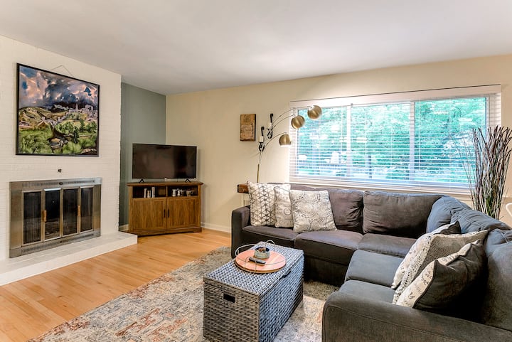 Dog Friendly, Large Yard, Spacious & Sleeps 6! - Norfolk, VA