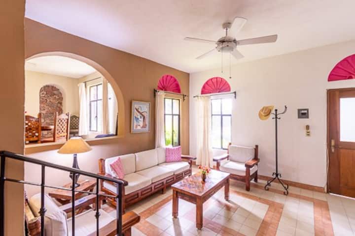 Villa En El Centro, Con Patio & Parking - San Miguel de Allende