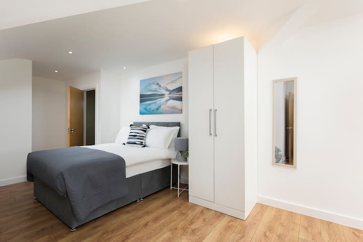 Excellent 4-bed Apt W/balcony, Fast Wifi & Parking - Enfield