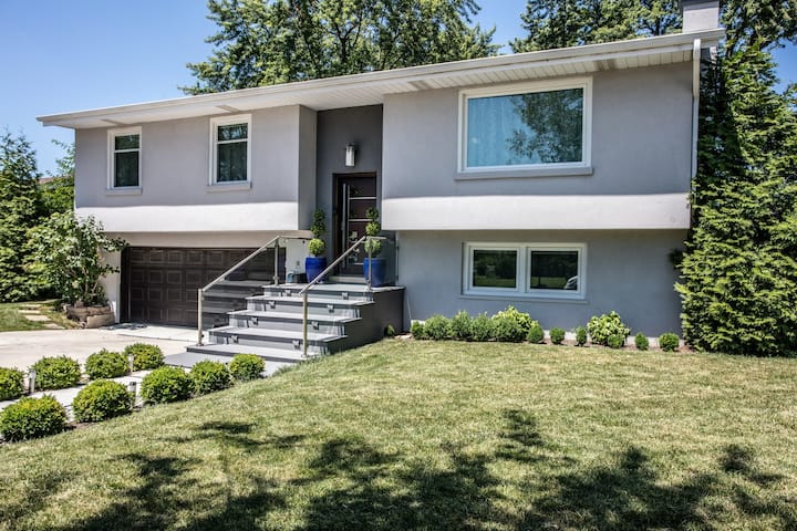 Beautiful Modern 4 Bedroom/3bath Retreat - Arlington Heights, IL