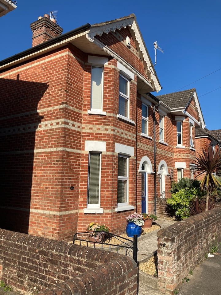 3 Bed Semi, 5 Minutes From The Water - Bournemouth