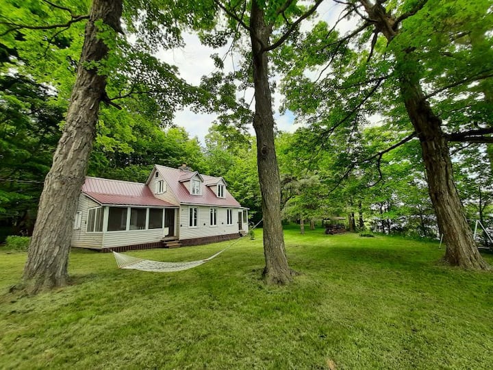 Secluded Waterfront Summer Cottage For Rent - Picton, Canada