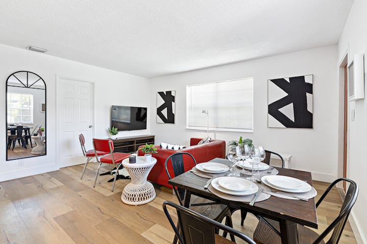 The Crimson Condo, 2 Bed 1 Bath Near Riverwalk - Fort Lauderdale, FL