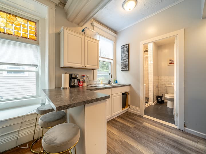 Lovely Comfy Studio-quiet Park Ave Area- Walkable - Rochester, NY