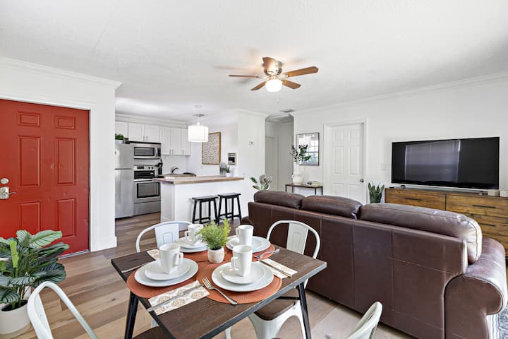 Walking On Sunshine – 2br, 1ba Near Riverwalk - Fort Lauderdale