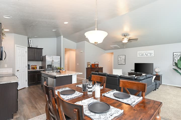 Comfortable 3 Bed 2 Bath Home In Nampa - Sleeps 6 - Nampa, ID