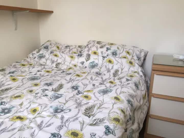 Single Bed (Smll Double), Quiet Non-smoking House. - Witney