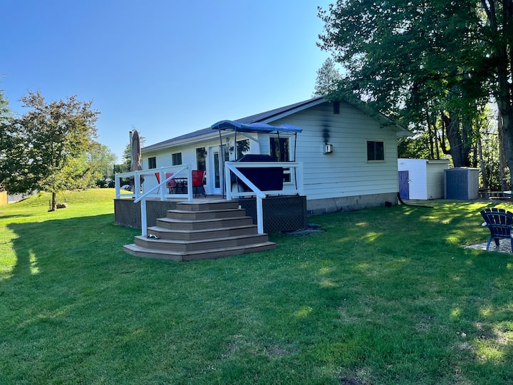 Quiet Retreat Cottage On 160’ Waterfront Lot - Norwood