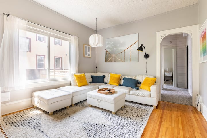 Charming 3 Bedroom With Porch, Sauna & Backyard. - Minneapolis