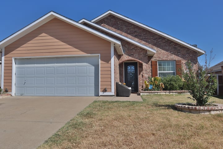 You’re Beautiful Home Away From Home…staycation - Lancaster, TX