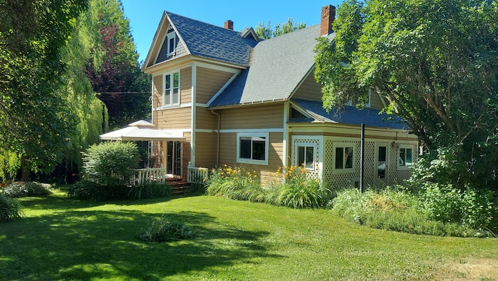 Scenic 5-bedroom Victorian Home On The Palouse - Colfax, WA