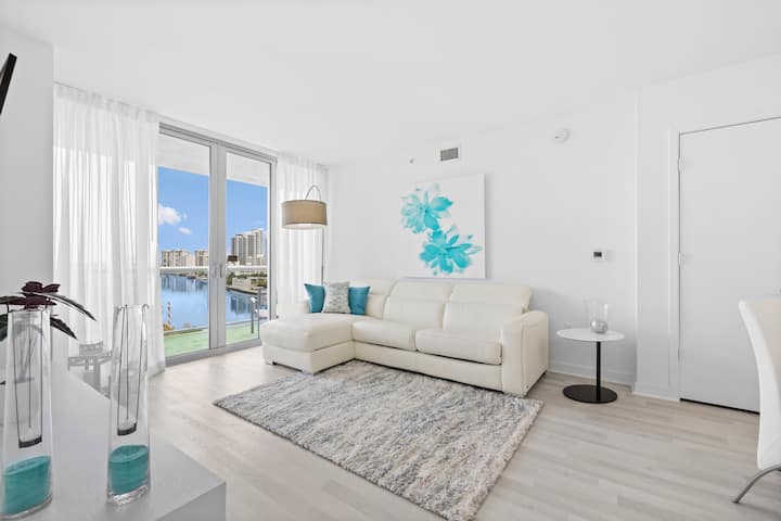 Lovely Spacious 1/1 Apt., Great Views Near Beach - Aventura, FL
