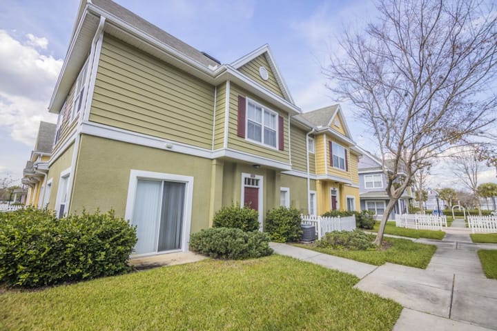 Townhome 4 Beds/3 Baths, Resort Near Disney - Kissimmee, FL