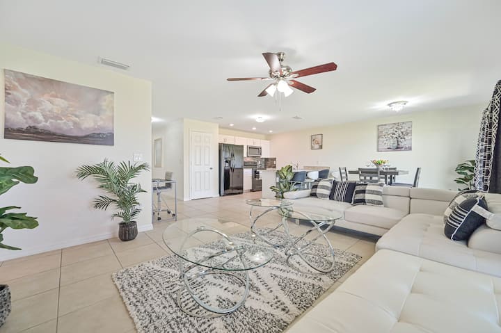 Cape Coral Escape * 4 Br Home W/ Free Parking - Cape Coral, FL