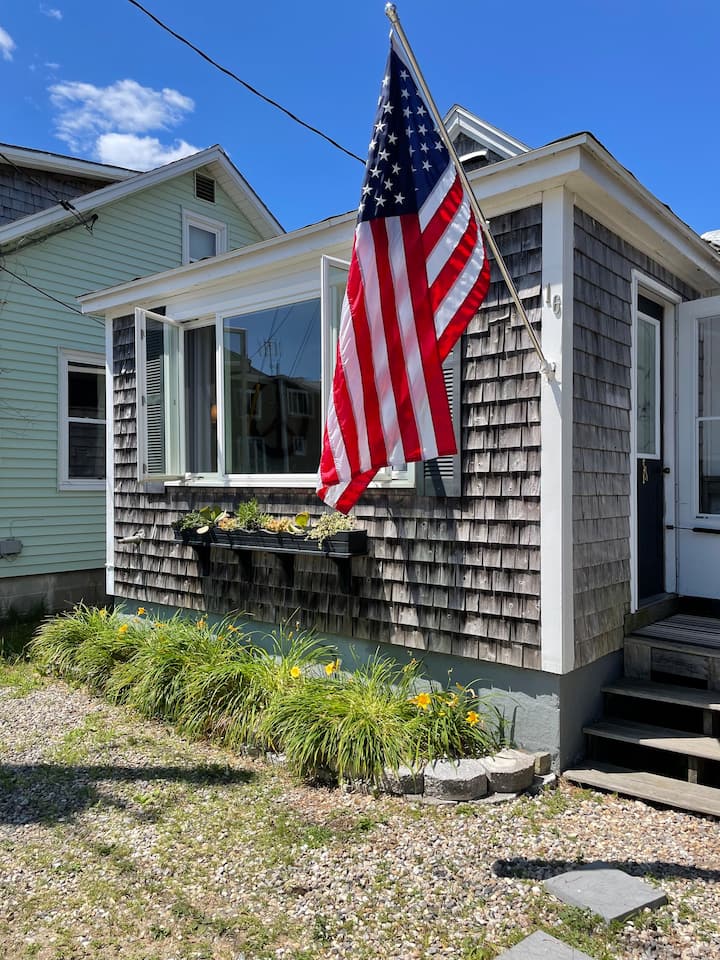 Bright & Cozy Beachside Cottage In Camp Ellis - Kennebunkport, ME