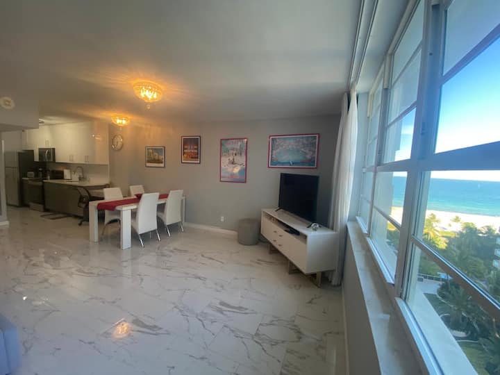 Elegant And Spacious Beachfront Condo With Parking - Miami Beach, FL