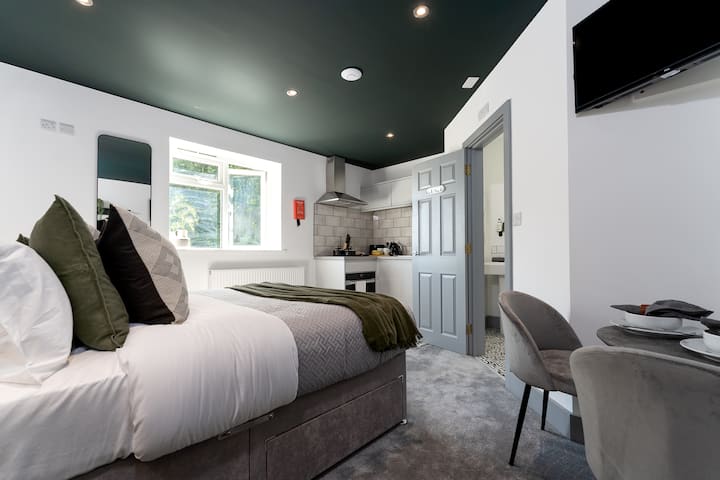 Spacious Studio: Parking, Fast Wifi & Free Laundry - Southampton