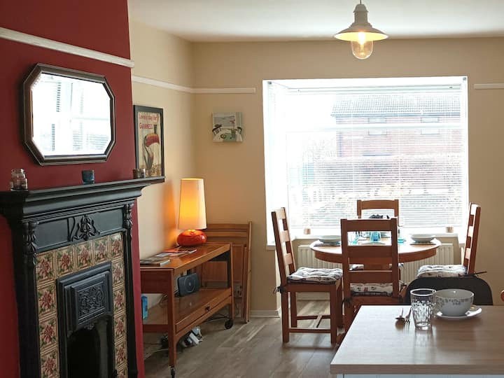 Cheerful Townhouse With Patio - キャリクファーガス