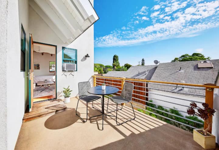 Santa Monica Light-filled Tree-top Getaway - Santa Monica, CA