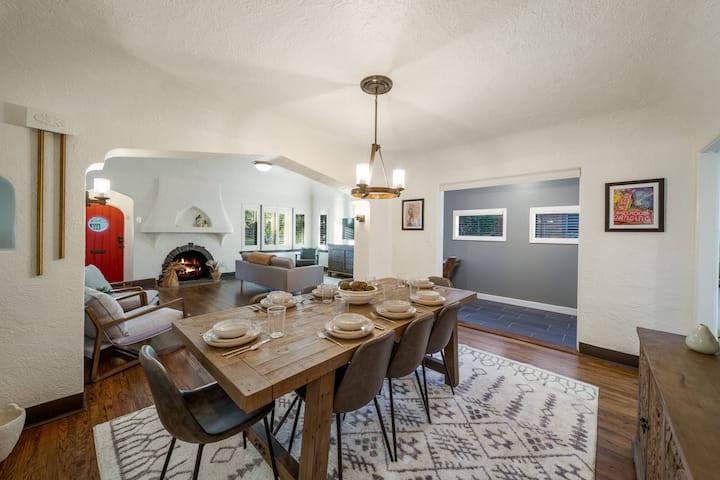 Cozy Tudor Retreat
Close To Expo/cherry St/bok - Tulsa