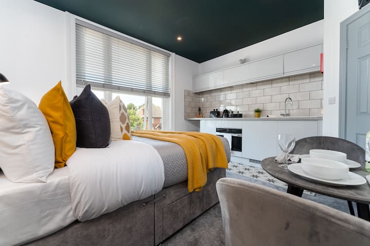 Bright Studio; Long Stay Discounts, Free Parking - Paultons Park Home of Peppa Pig World