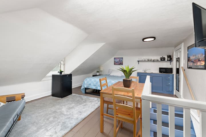 Newly Updated "Skyline" Room Near Martini Corner - Kansas City, MO