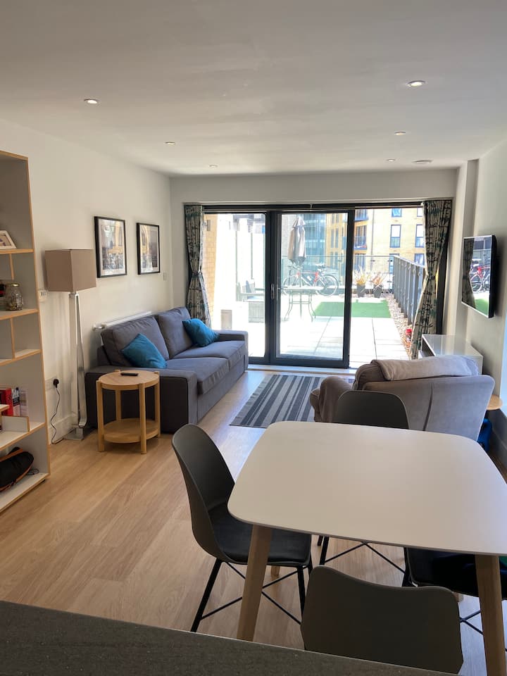 Two Bedroom Family Apartment With Terrace - Londres