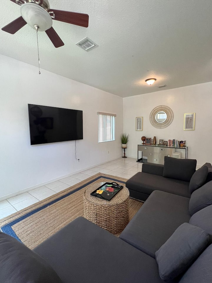 Artful Luxury Oasis: Pool & Tub - Miramar, FL