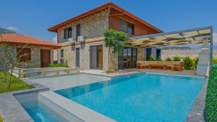 Villa ÖZlen: Vintage Mansion At Riverside - Turkey