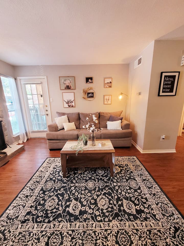 Lovely  1 Bedroom Condo W/ Pool - Arlington - Arlington, TX