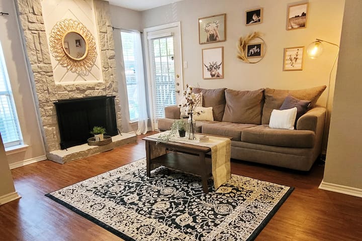 Lovely 1 Bedroom Condo W/ Pool - Arlington - Arlington, TX