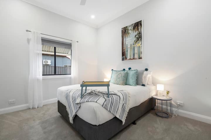 Charming, Luxurious 4 Bed, 2 Bath Classic Cottage - Lovedale